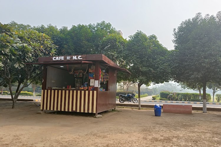 IIM Lucknow (Noida Campus) Campus: Photos, Virtual Tour