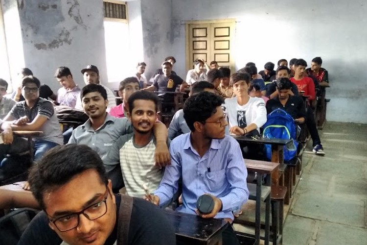 Navyug Arts College Surat Campus: Photos, Virtual Tour