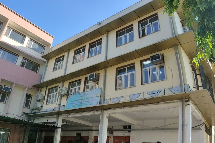 PGDAV College (Evening) New Delhi B.Com Review by Student - Paras ...