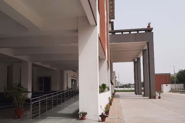SCMS Noida Campus: Photos, Virtual Tour