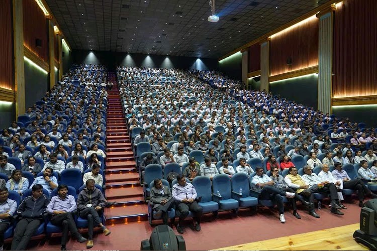 Uka Tarsadia University Bardoli Campus: Photos, Virtual Tour